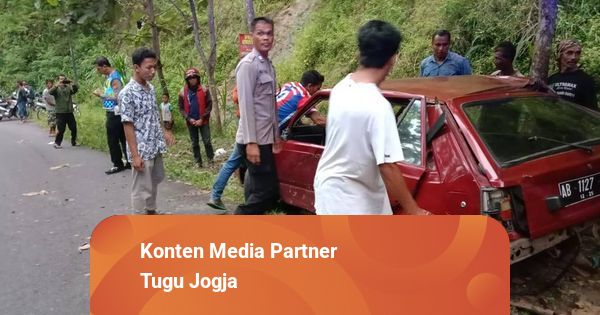 Mobil Tua Tabrak Pohon Usai Rem Blong di Tanjakan Bibis Kulon Progo ... Mobil Tua Tabrak Pohon Usai Rem Blong di Tanjakan Bibis Kulon Progo ...